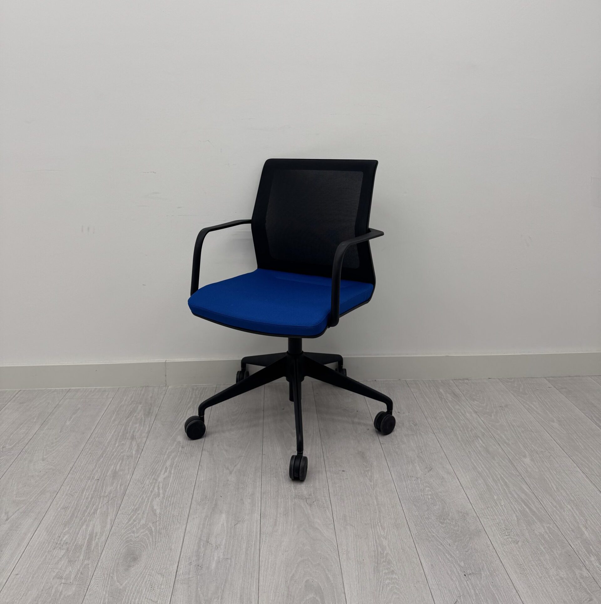 Orangebox Workday Meeting Chair, Black & Blue - Office Resale